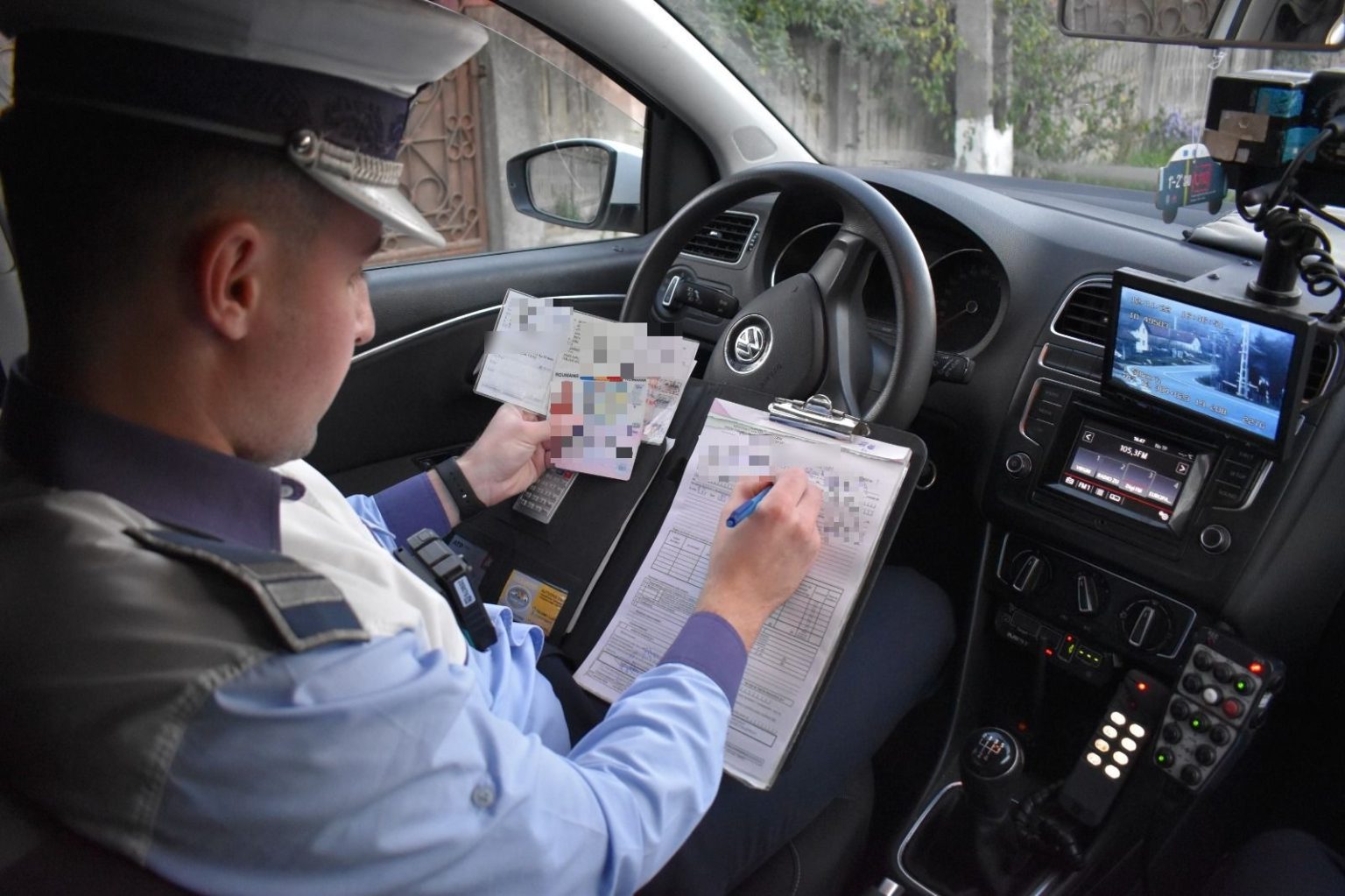Reținut de Poliție după ce a fost prins de trei ori conducând fără permis